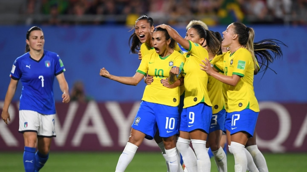 Com gol histórico de Marta, Brasil vence Itália e avança no Mundial ...